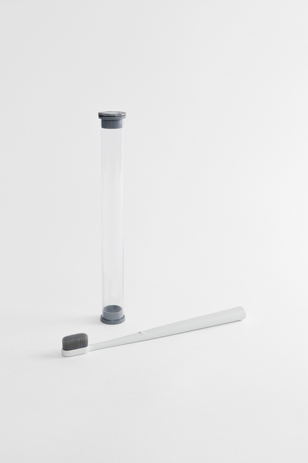 Зубная щетка с чехлом-тубусом 2336004127, цвет: белый (1) по цене 99 ...