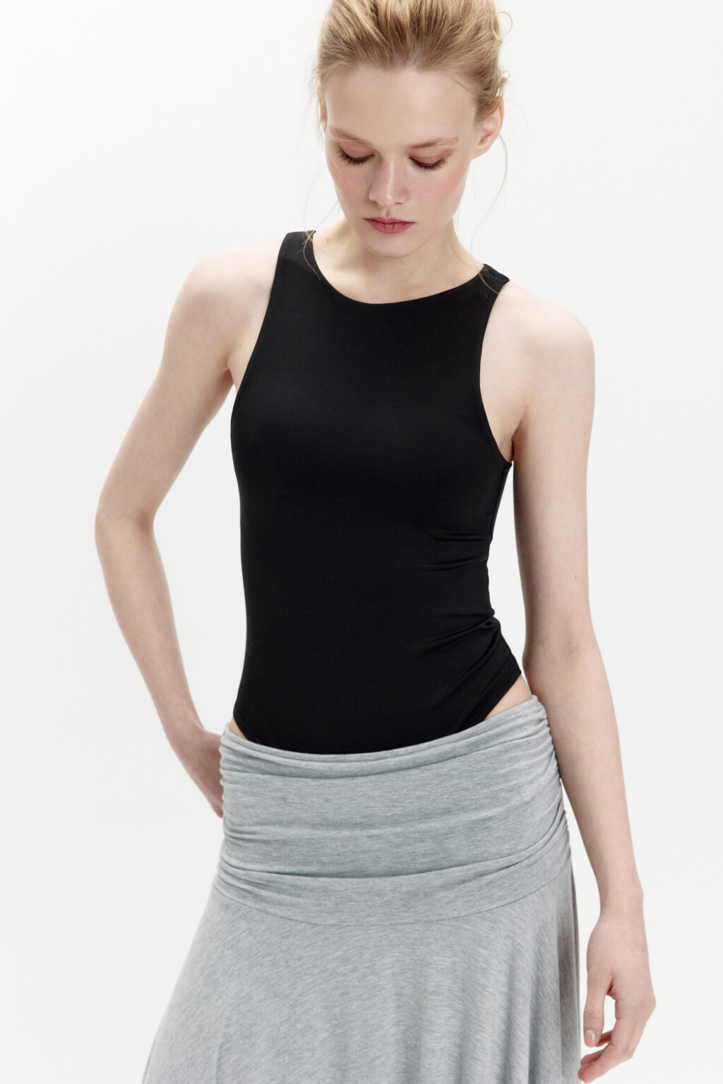 Майка-боди гладкая на широких бретелях bf2521418035, цвет: черный (50) по цене 799 рублей ...